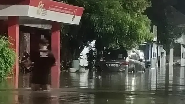 Cerita Warga Saat Jalan Baru Underpass Bekasi Timur Lumpuh Terendam Banjir 1,5 Meter - News ...