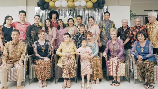 7 Potret Sharena Delon Rayakan Ulang Tahun Sang Nenek yang ke-100 ...