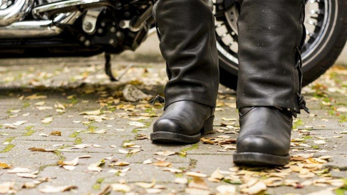 Punya Fungsi Penting, Berikut Tips Memilih Sepatu Riding - Otomotif ...