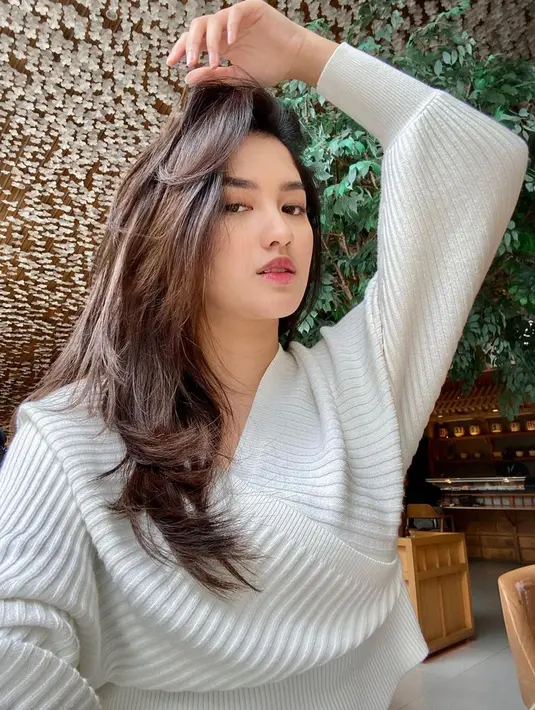 Pesona Ochi Rosdiana dengan Outfit Putih, Bisa Jadi Inspirasi - Foto ...
