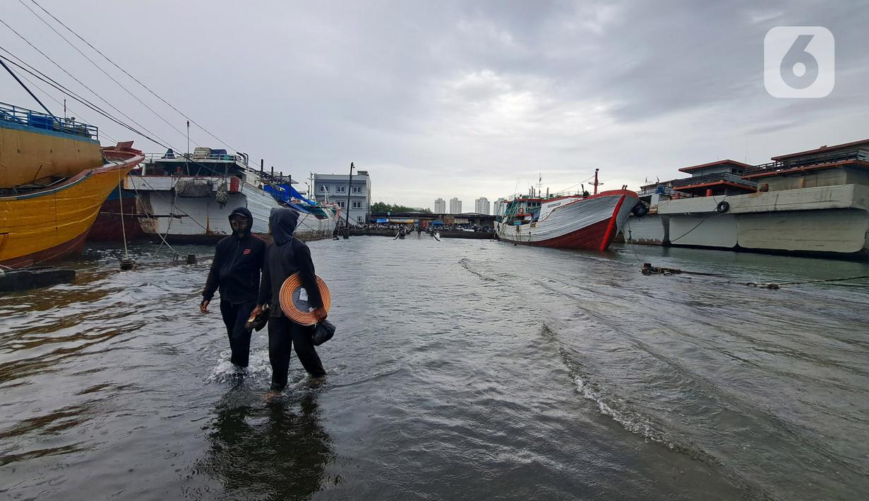 Cuaca Ekstrem, Banjir Rob Landa Pelabuhan Muara Baru - Foto Liputan6.com