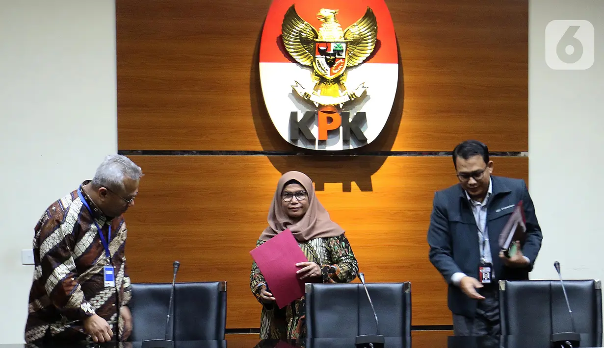 FOTO: Disaksikan Ketua KPU, KPK Perlihatkan Barang Bukti OTT Wahyu ...