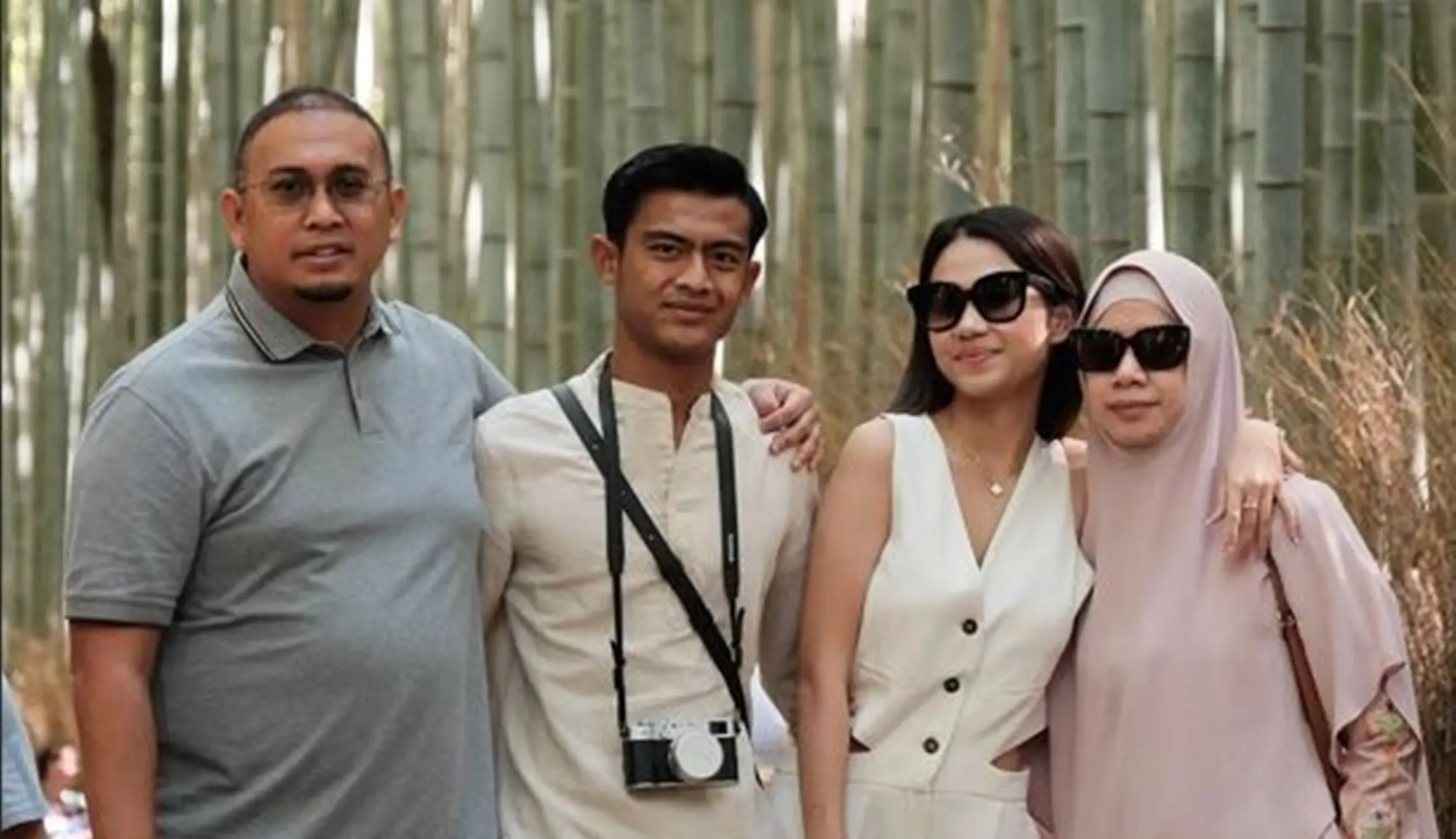 Potret Arhan dan Azizah Salsha Liburan di Hutan Bambu Jepang, Pakai Baju Serasi - Foto Liputan6.com