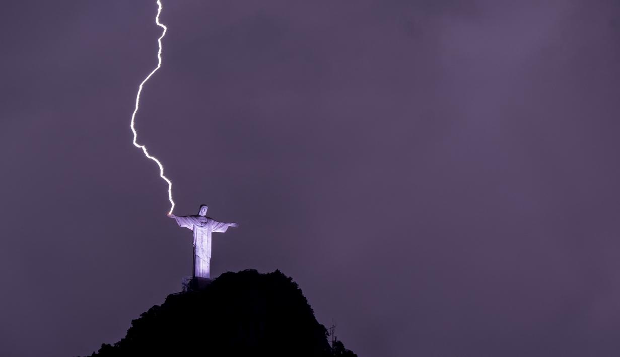 Potret Patung Christ the Redeemer Ikonik Brasil Bak Memegang Petir di ...