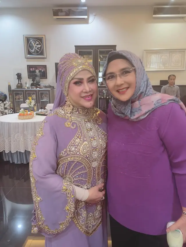 6 Gamis Glamor ala Elvy Sukaesih, Inspirasi Awet Muda di Usia 74 Tahun - Hot Liputan6.com