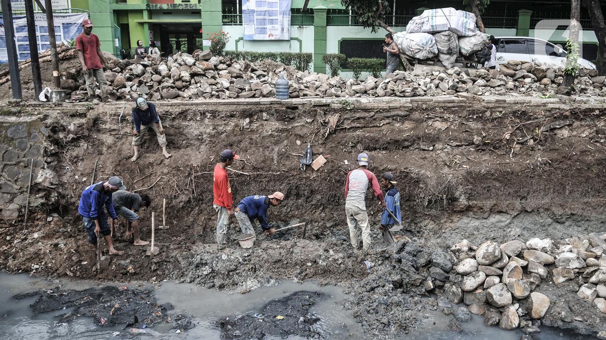 FOTO: Memantau Perbaikan Turap Kali Utan Kayu - Foto Liputan6.com
