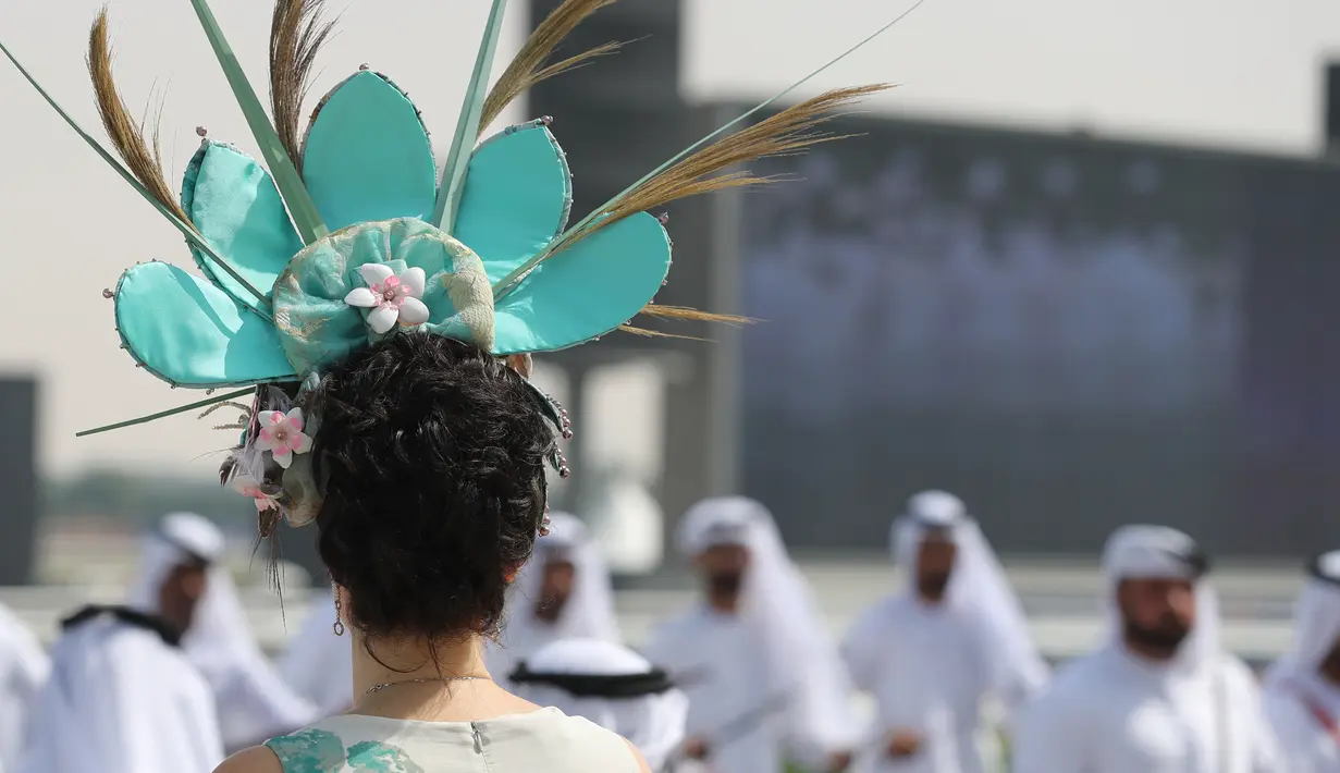 FOTO: Aneka Topi Unik Penonton Pacuan Kuda Termahal di Dunia - Foto ...