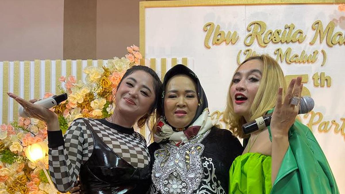 Dewi Perssik dan Indah Sari Dikabarkan Dibayar Ratusan Juta Rupiah Saat Tampil di Acara Ultah ...