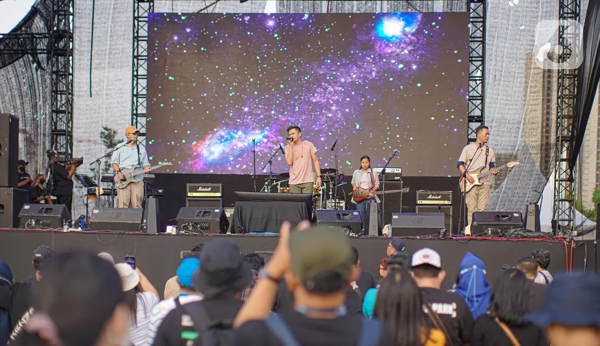 Bawakan Lagu-Lagu Hits, Base Jam Tampil Enerjik di Festival ManggungDi ...