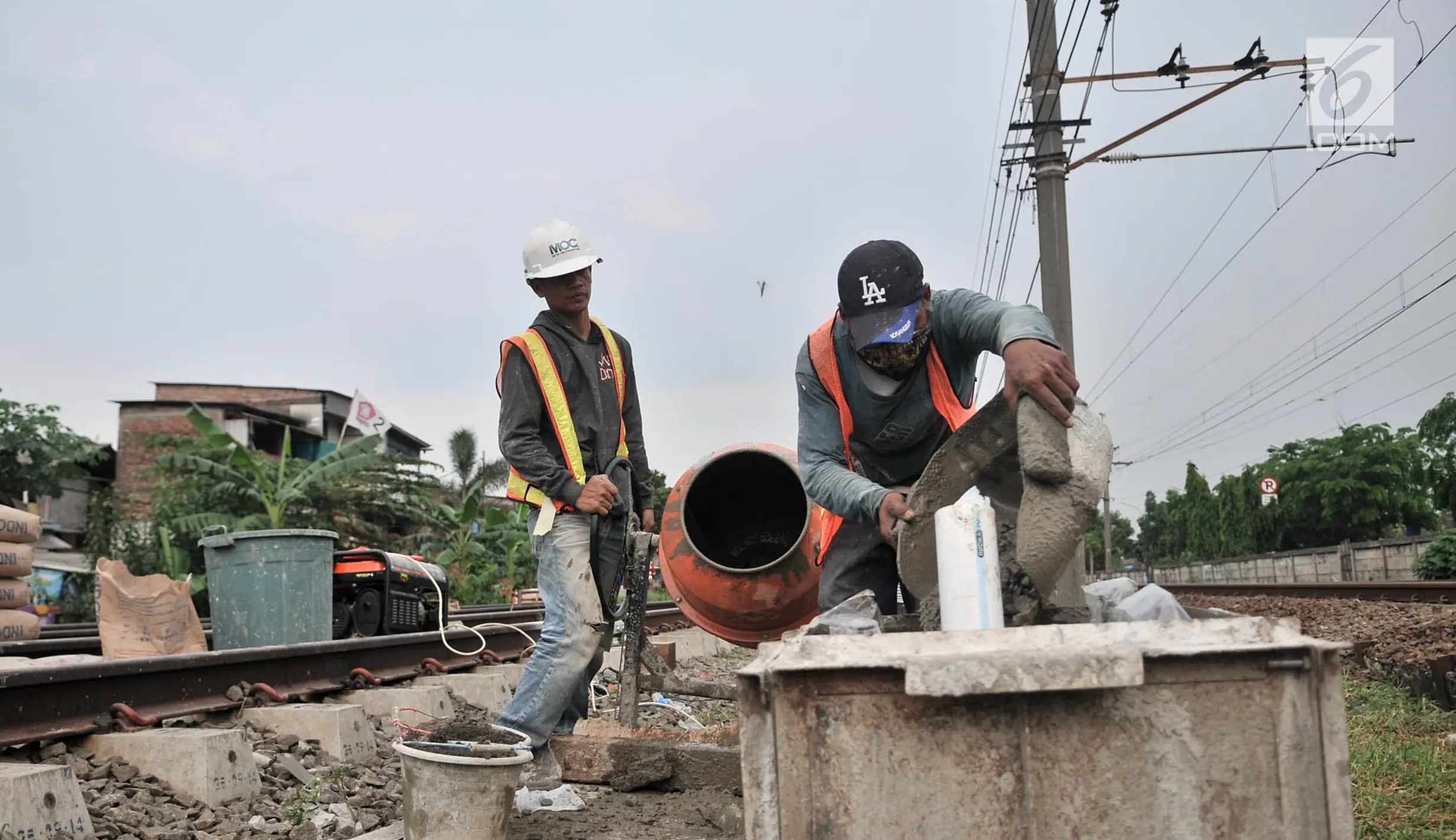FOTO: Pemasangan Pondasi Tiang Sinyal DDT Manggarai-Cikarang - Foto ...