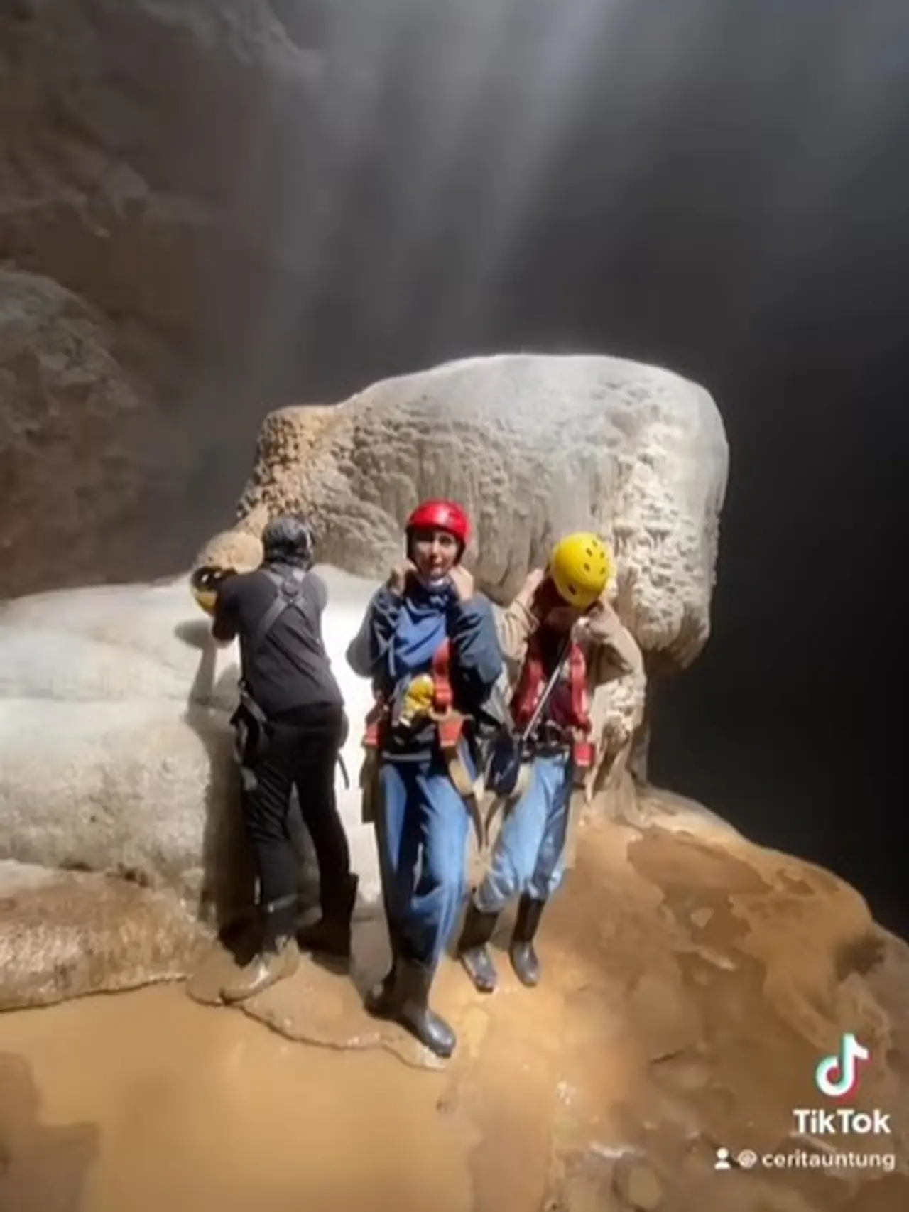 10 Potret Arie Untung dan Keluarga Nikmati Goa Sedalam 90 Meter, Indah ...