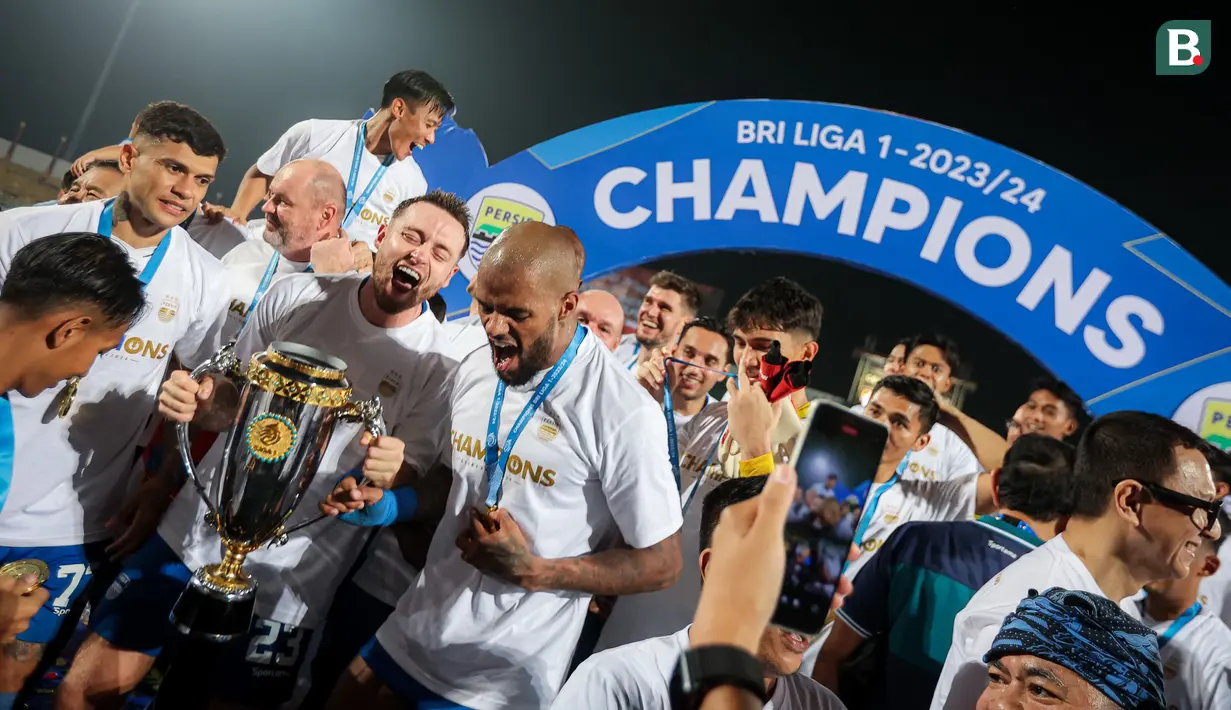 Foto: Momen Skuad Persib Bandung Angkat Trofi Juara Lagi di Kasta ...