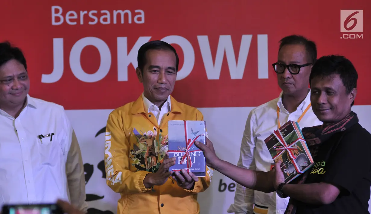 FOTO: Kenakan Jaket Kuning, Jokowi Buka Puasa Bareng Tokoh Muda Digital ...