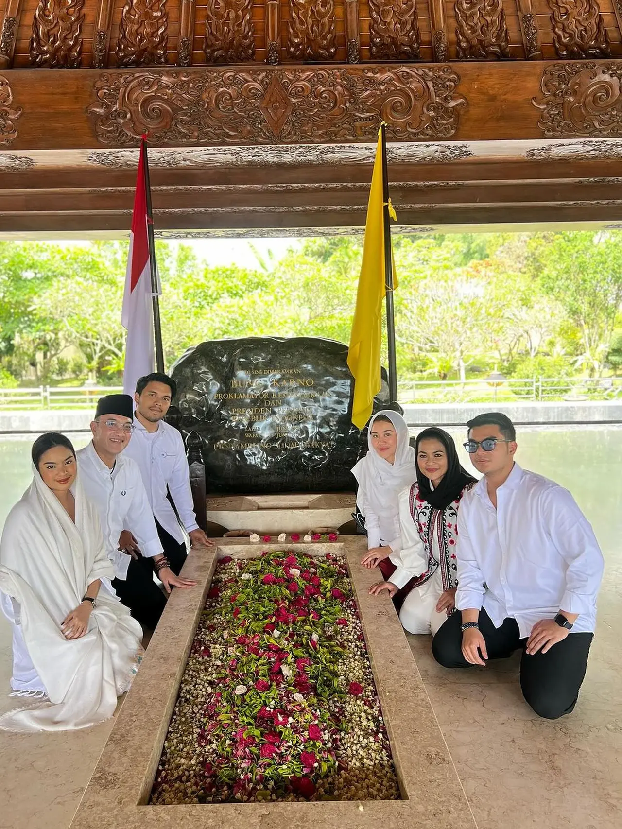 6 Potret Aaliyah Massaid Nyekar ke Makam Bung Karno Bareng Thariq Halilintar, Anggun Berkerudung ...