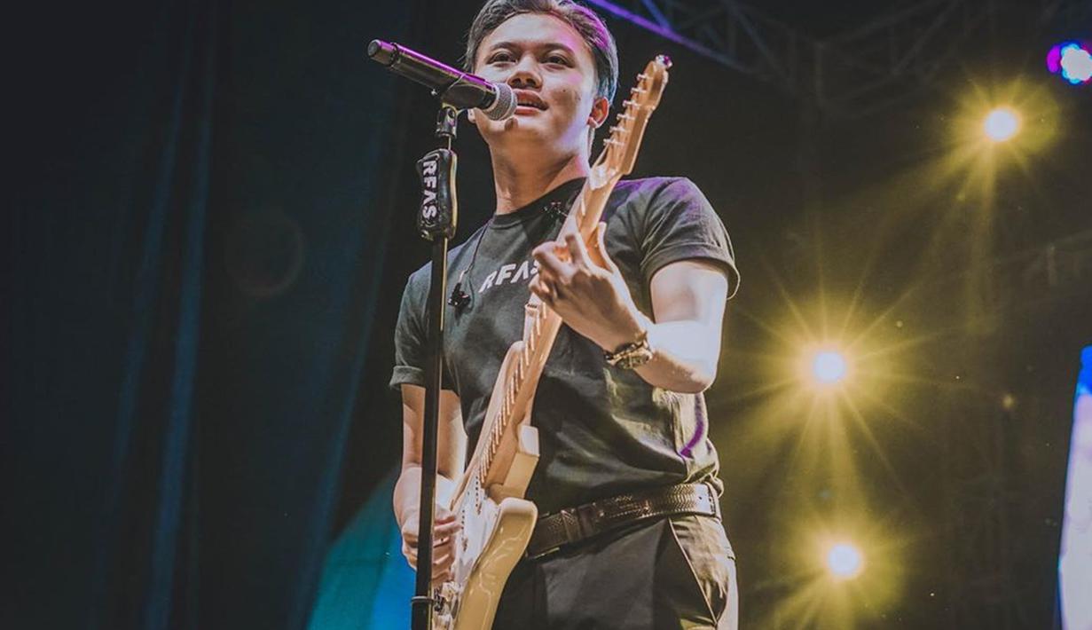 FOTO: Pesona Rizky Febian Saat di Atas Panggung, Berkarisma - Foto ...