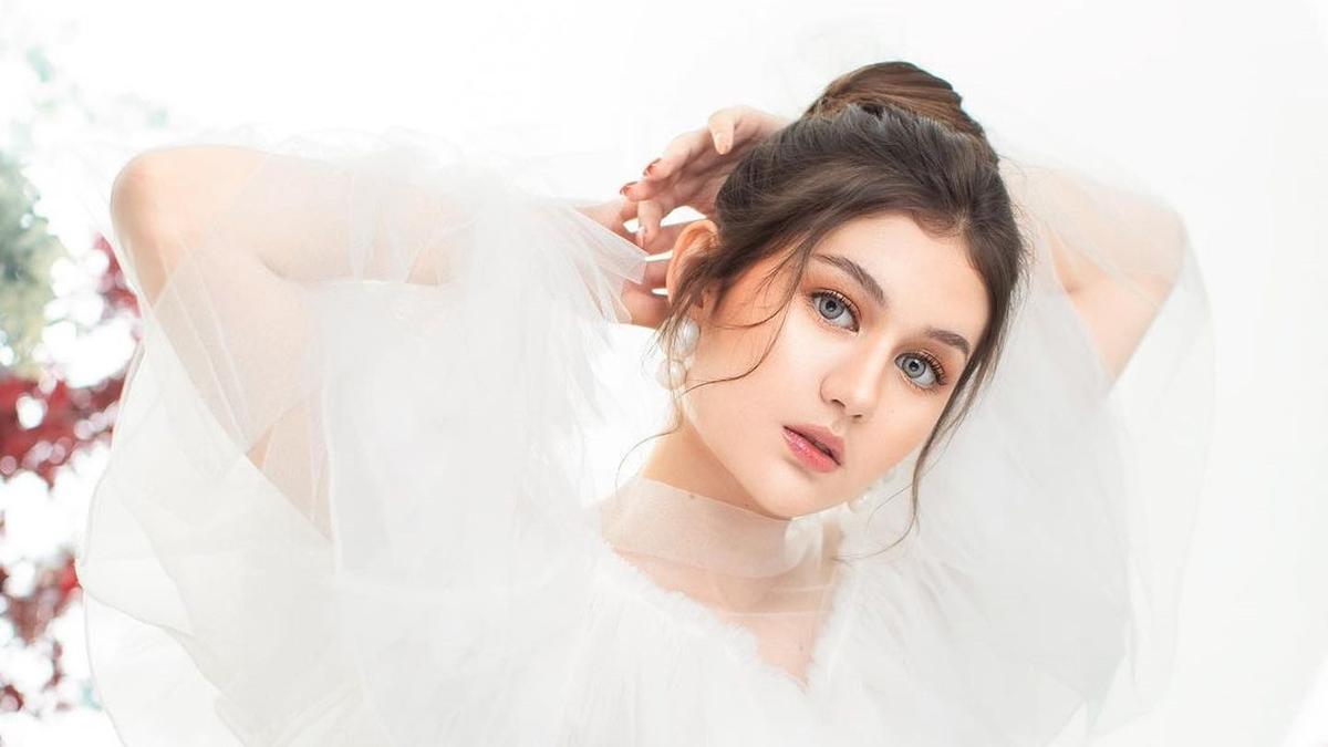 Gaun Zoe Abbas Jackson ala Cewek Peri Banjir Pujian, Disebut Barbie ...