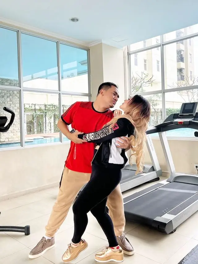 Duet Lagu Bareng, Ini 6 Potret Kedekatan Barbie Kumalasari dan Saipul ...