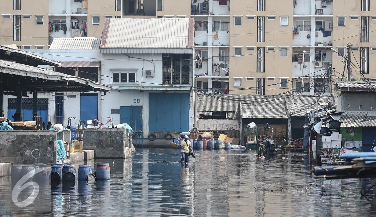 Banjir Rob Genangi Pasar Ikan Muara Baru - Foto Liputan6.com