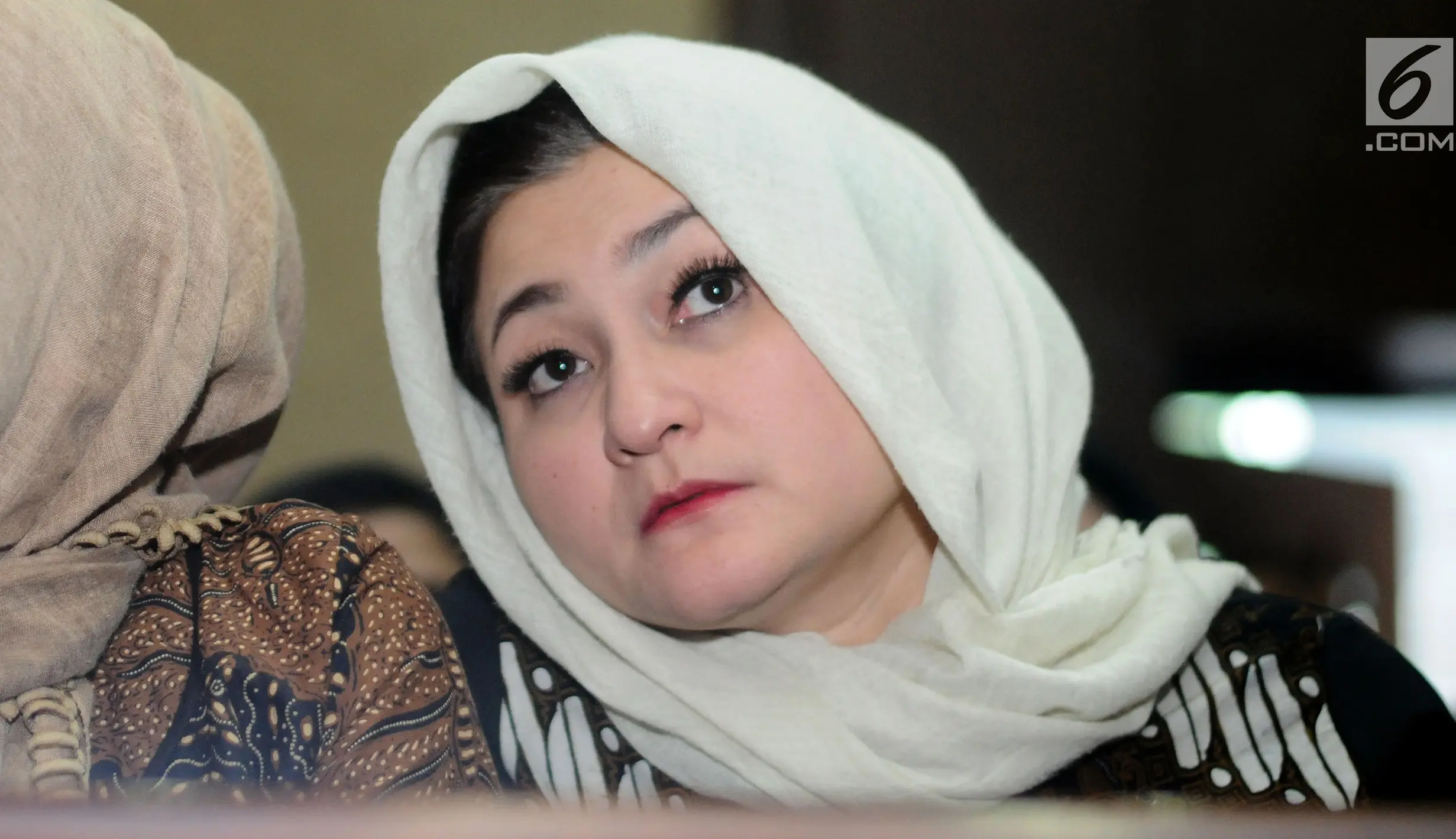 PHOTO: Berkerudung, Istri Setya Novanto Ikuti Sidang Perdana Suaminya - Foto Liputan6.com