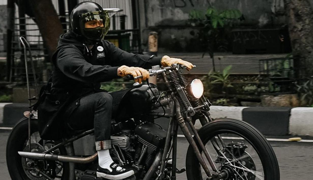 Potret Vincent Rompies Naik Moge, Makin Keren dan Macho - Foto Liputan6.com