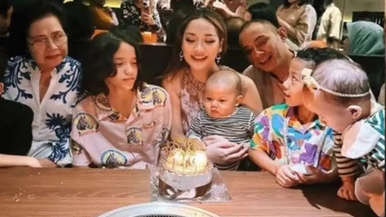 5 Potret BCL dan Tiko Aryawardhana Pakai Baju Senada, Tampak Serasi - Hot Liputan6.com