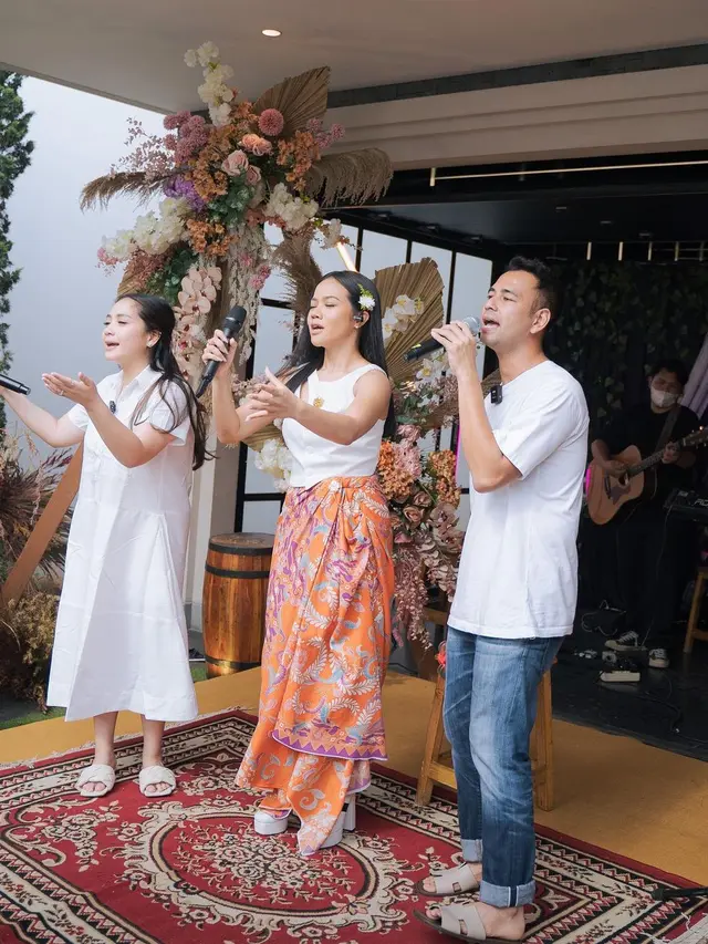 Tangis Nagita Pecah, Raffi Ahmad Kasih Kado Spesial di Hari Ulang Tahun - Hot Liputan6.com