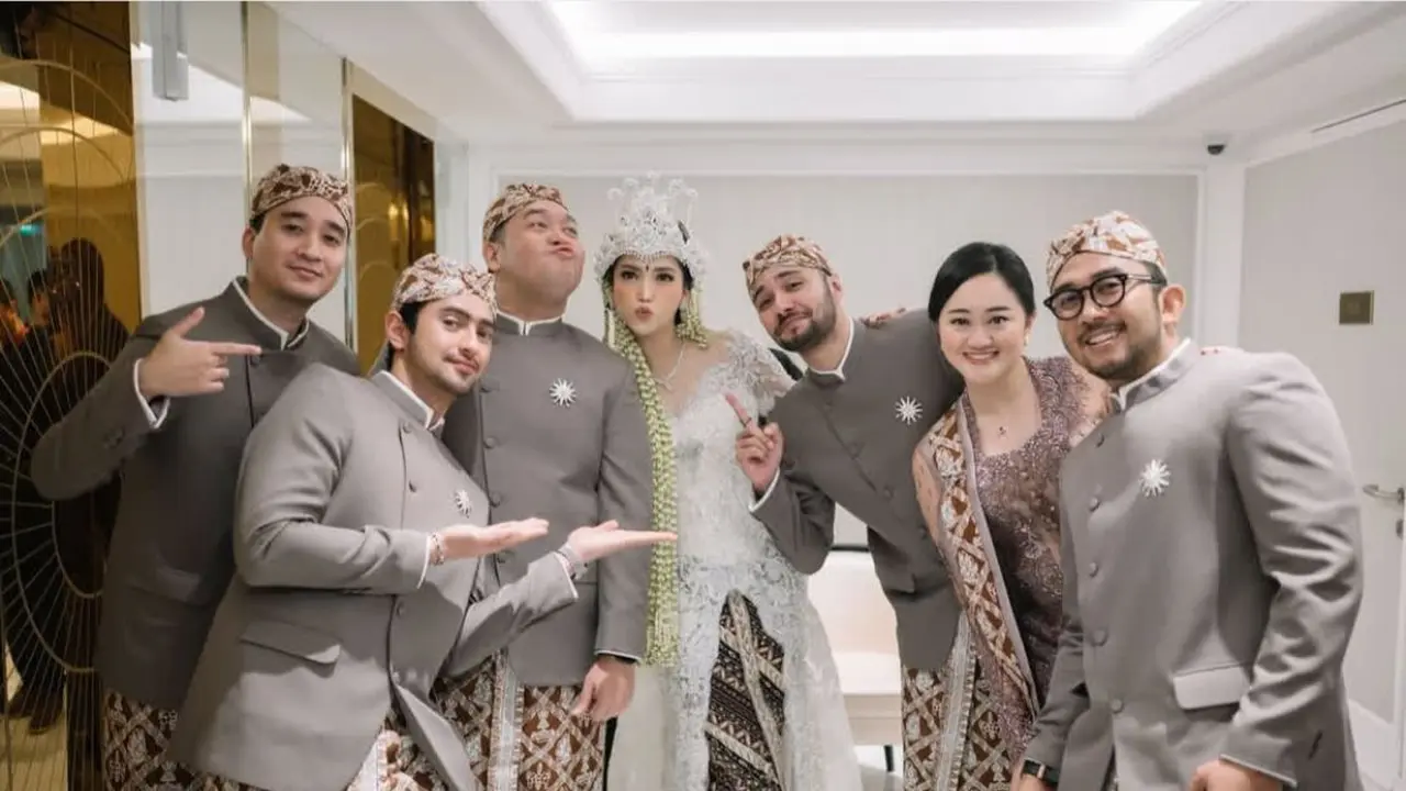 7 Potret Semringah Refal Hady di Pernikahan Dewi Paramita Mici, Menawan Jadi Groomsmen - Hot ...