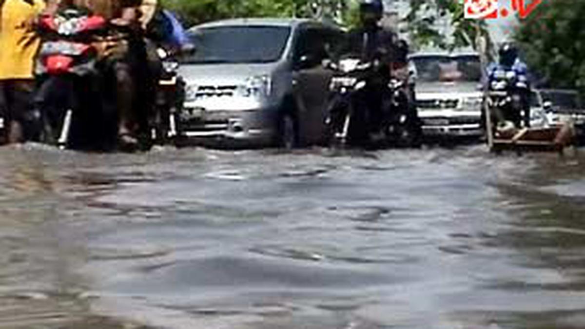 Semarang Banjir, Jalur Pantura Macet - News Liputan6.com