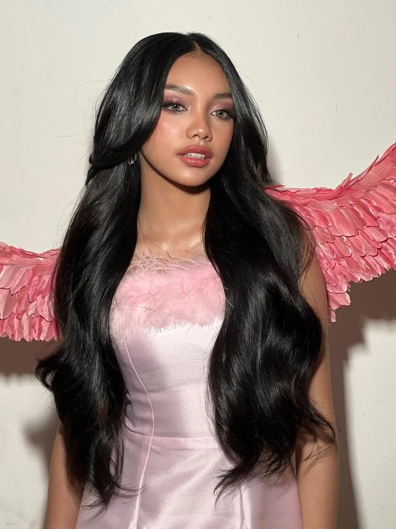 Detail Potret Menawan Naura Ayu dengan Rambut Terurai dan Aksesoris Ala Sayap Cupid ...