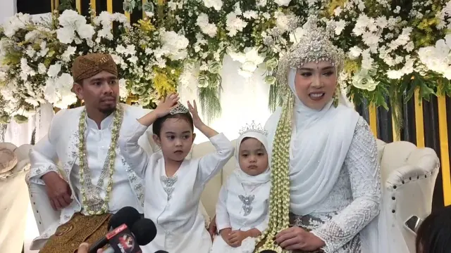 Fitri Tropica dan Irvan Hanafi Rayakan Ultah ke-10 Pernikahan, Suami ...