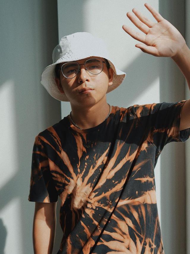 6 Gaya Brandon De Angelo IMB saat Pakai Bucket Hat, Tampil Stylish ...