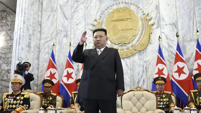 Kim Jong Un Peringati Hari Jadi ke-75 Korea Utara dengan Parade Militer ...