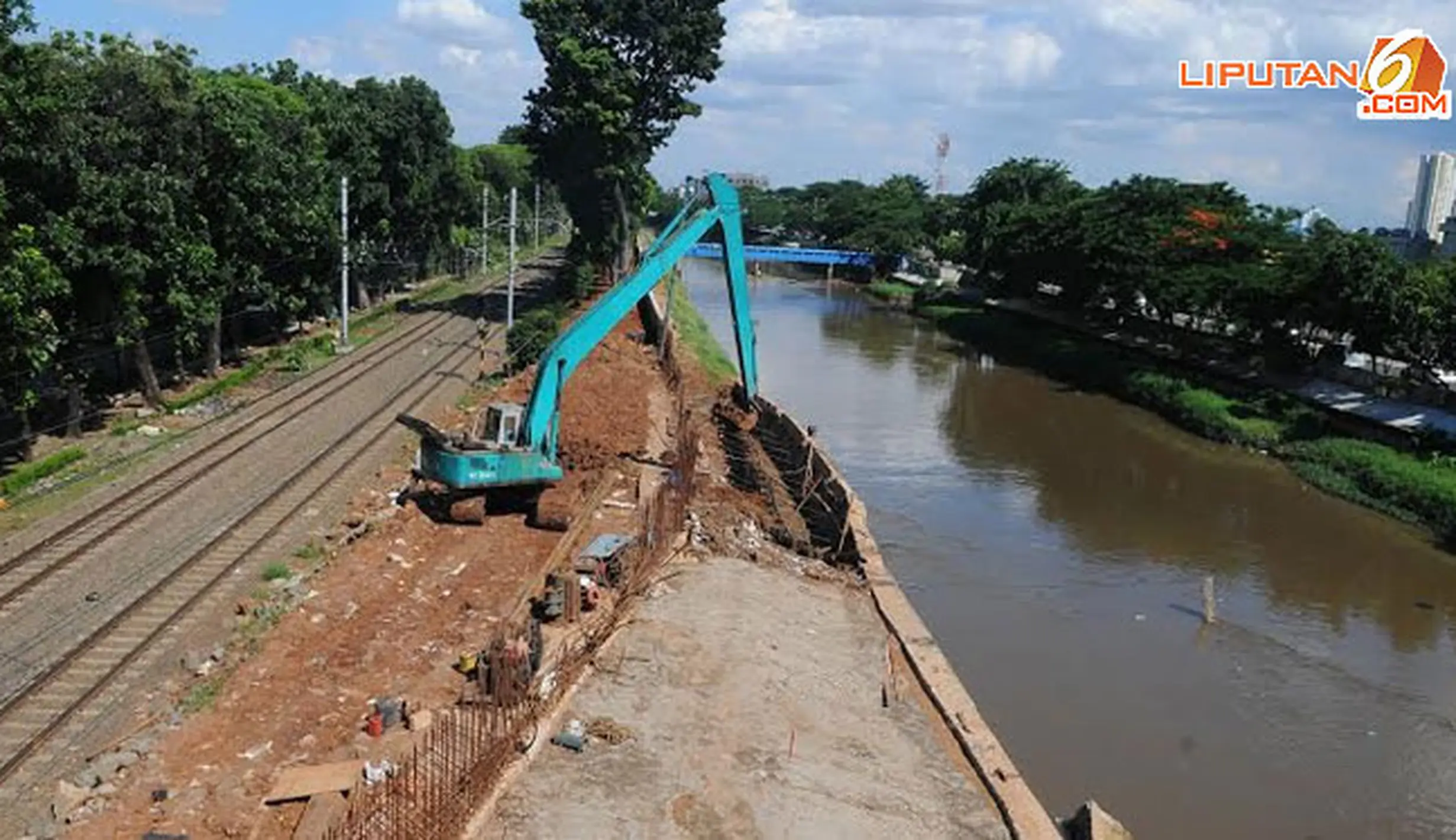 [FOTO] Pengerjaan Tanggul `Miring` Laturharihari Molor Sebulan - Foto ...