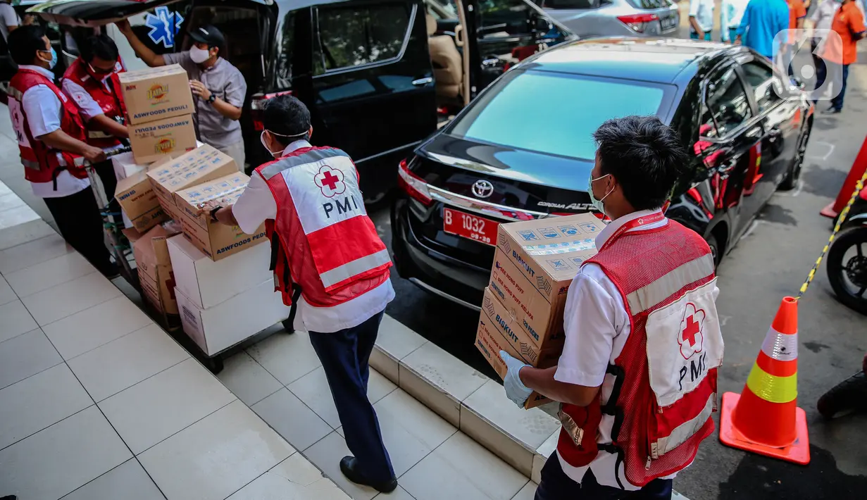 FOTO: PMI DKI Jakarta Berikan Bantuan 1.000 APD untuk Tenaga Medis Covid-19 - Foto Liputan6.com