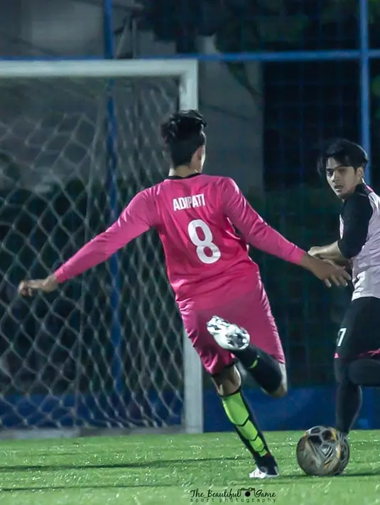 FOTO: Gaya Adipati Dolken yang Hobi Bermain Sepak Bola - Foto Liputan6.com