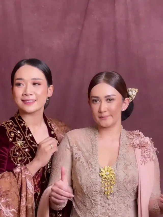 7 Pemotretan Nafa Urbach Bareng Puput Nastiti dengan Kebaya Ini Menawan - Hot Liputan6.com