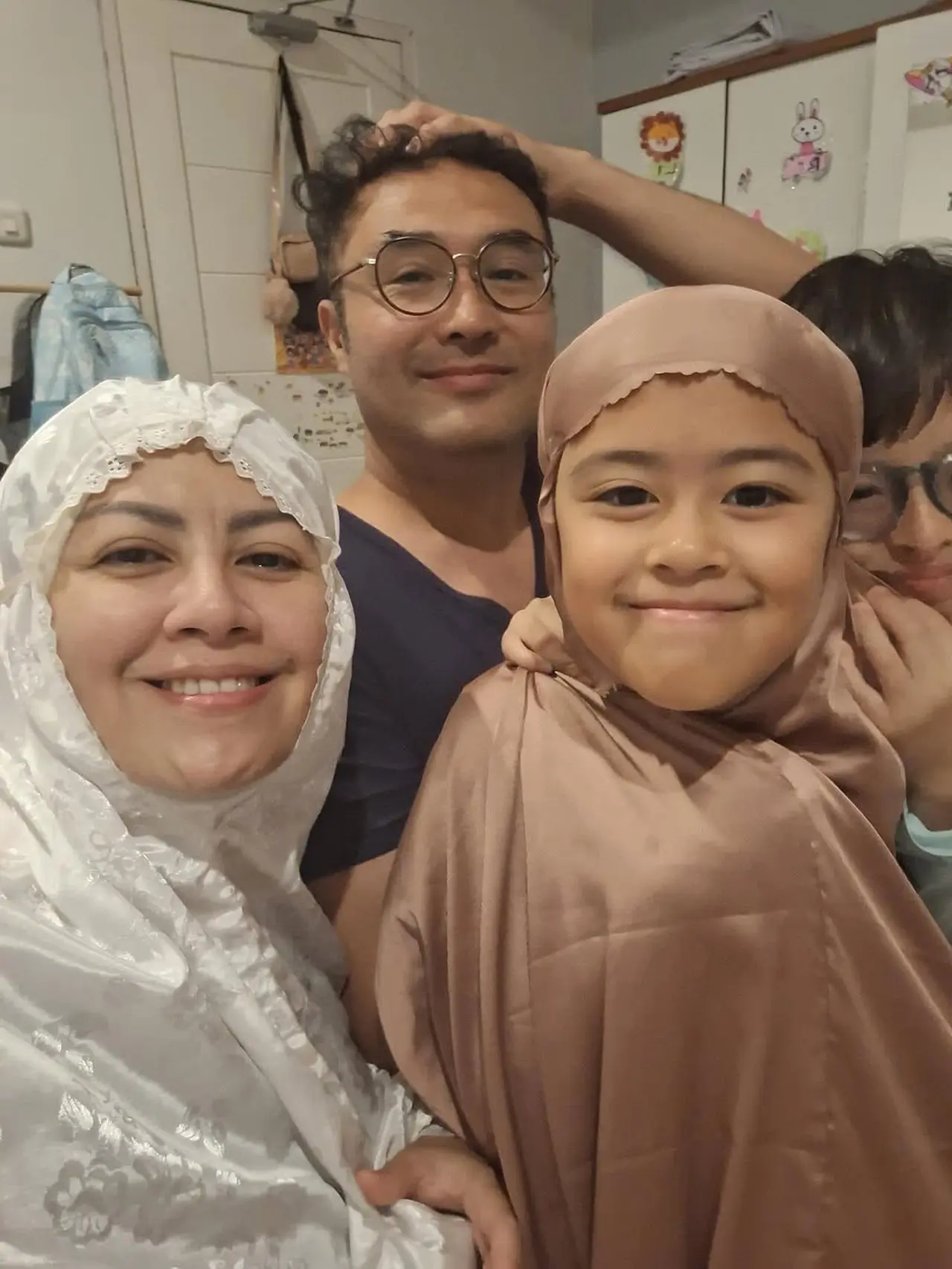 5 Potret Anak Kembar Cynthia Lamusu dan Surya Saputra, Cantik-Tampan Penuh Pesona - Hot Liputan6.com