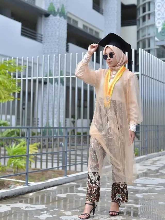 10 Bahan Gamis Wisuda Syar'i, Nyaman dan Tampil Elegan - Hot Liputan6.com