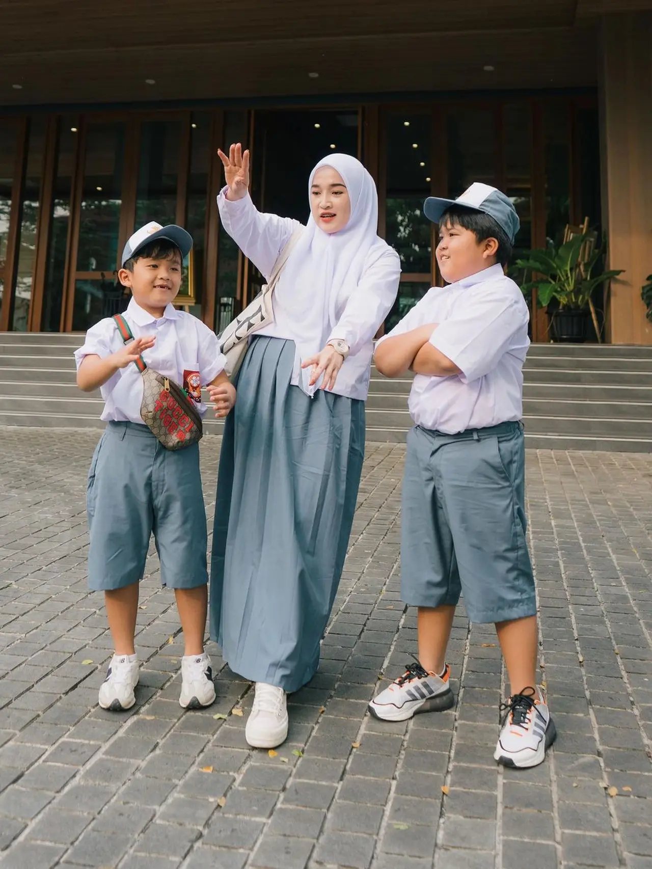 7 Potret Ririe Fairus Pakai Seragam SMA Bersama Buah Hati Ini Tuai ...