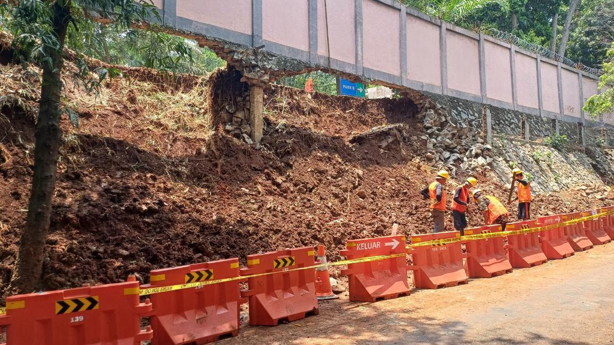 Turap Penahan Tebing di Taman Margasatwa Ragunan Jebol Akibat Longsor ...