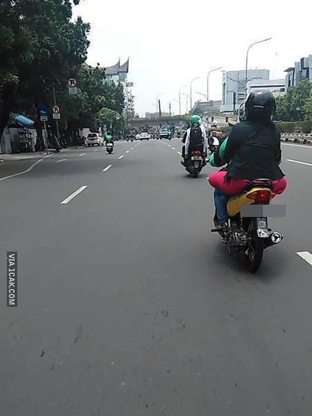 7 Pose Nyeleneh Emak-Emak saat Dibonceng Motor Ini Bikin Ketawa - Hot Liputan6.com