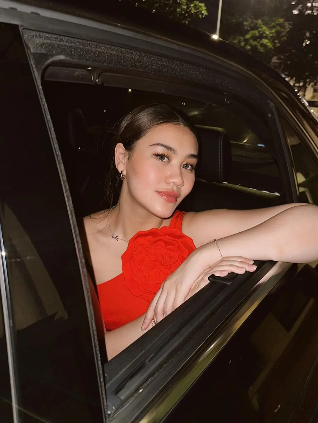 10 Potret Beda Eksplorasi Gaya Makeup Bold Aaliyah Massaid dan Fuji ...