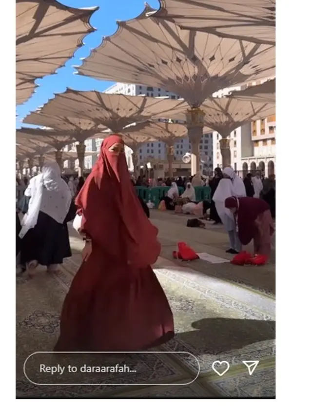 7 Potret Dara Arafah Pakai Cadar saat Umrah Ini Banjir Pujian
