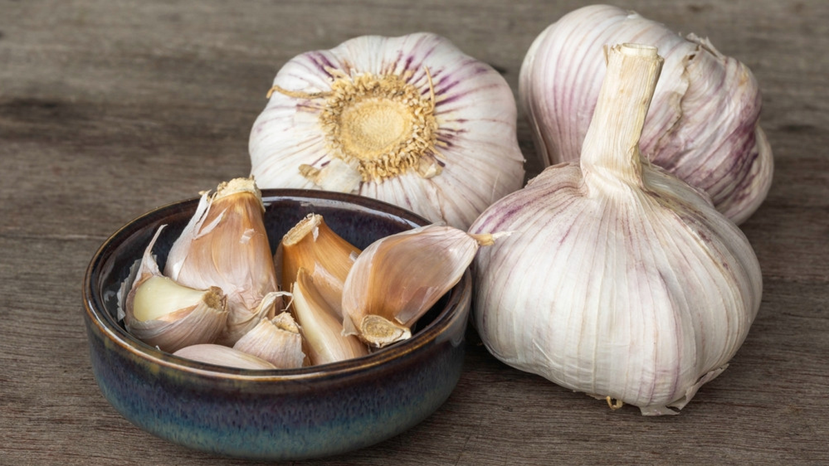 3 Cara Mengupas Bawang Putih dengan Mudah - Food Fimela.com