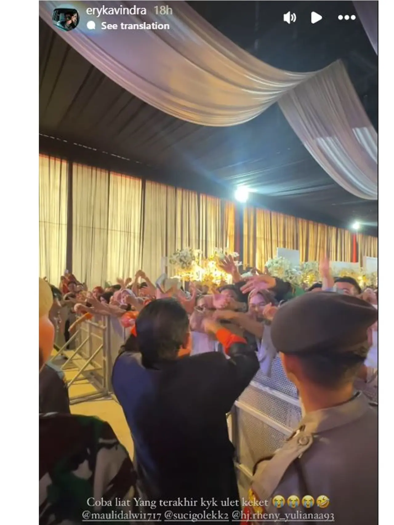 6 Potret Haji Alwi Ruslan Bagi-Bagi Uang Rp50.000 Segepok di Pernikahan ...