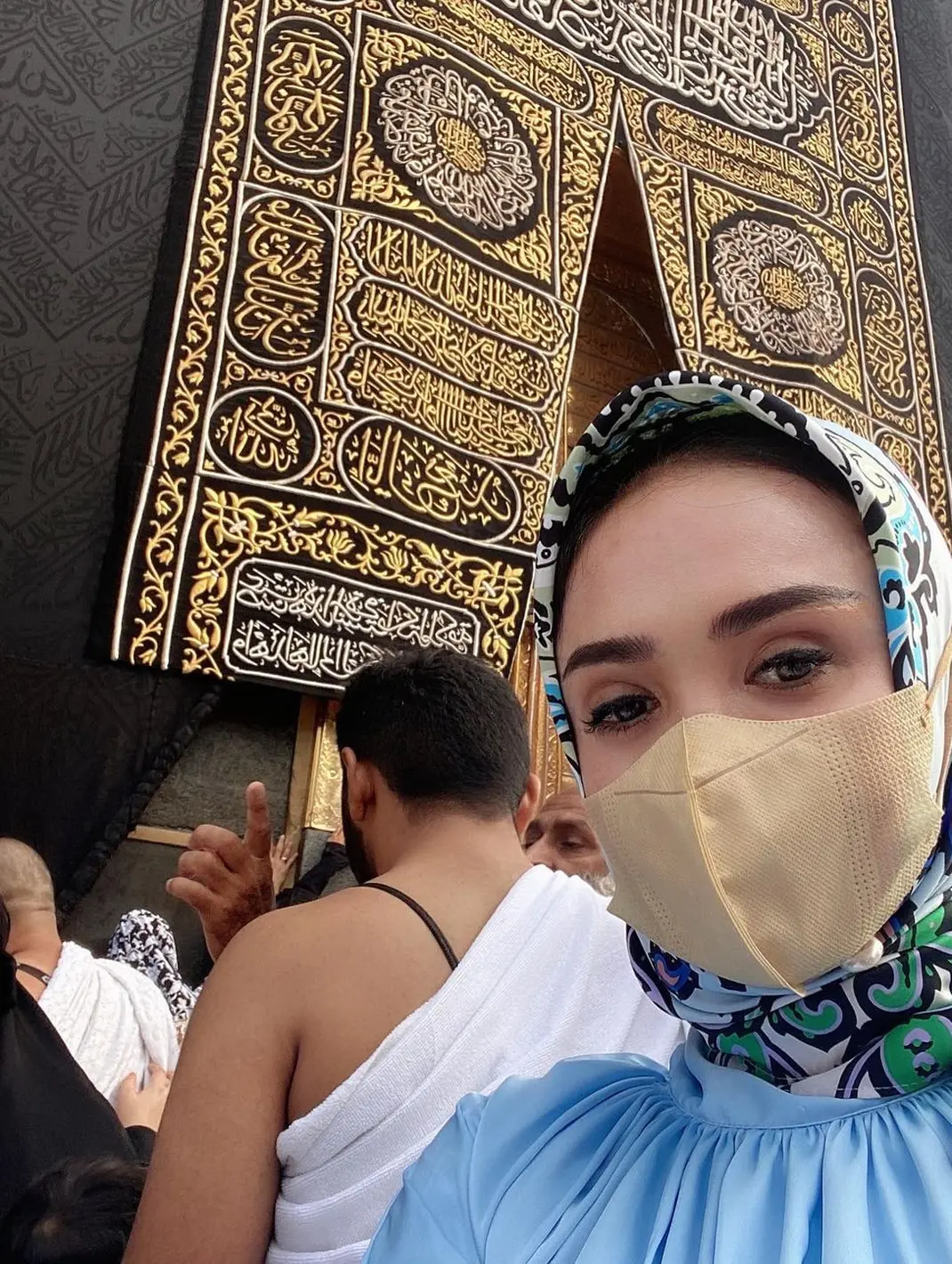 Potret Yuni Shara Berhijab Saat Umrah, Didoakan Istikamah - Foto ...