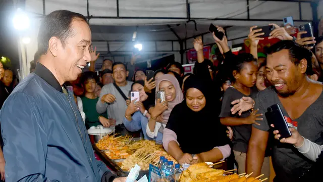 Momen Jokowi Jajan Corndog hingga Temulawak Saat Malam Tahun Baru 2024 di Solo - News Liputan6.com
