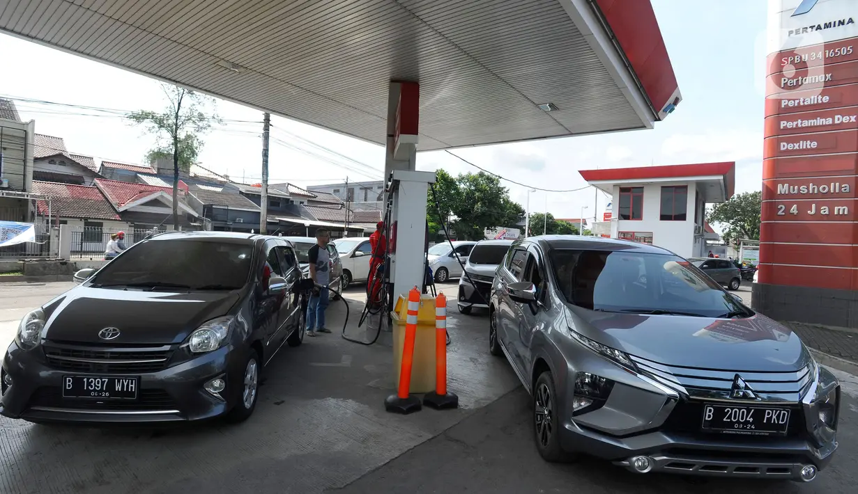 Antrean Kendaraan Jelang Pemberlakuan Kenaikan BBM di SPBU Cinere - Foto Liputan6.com
