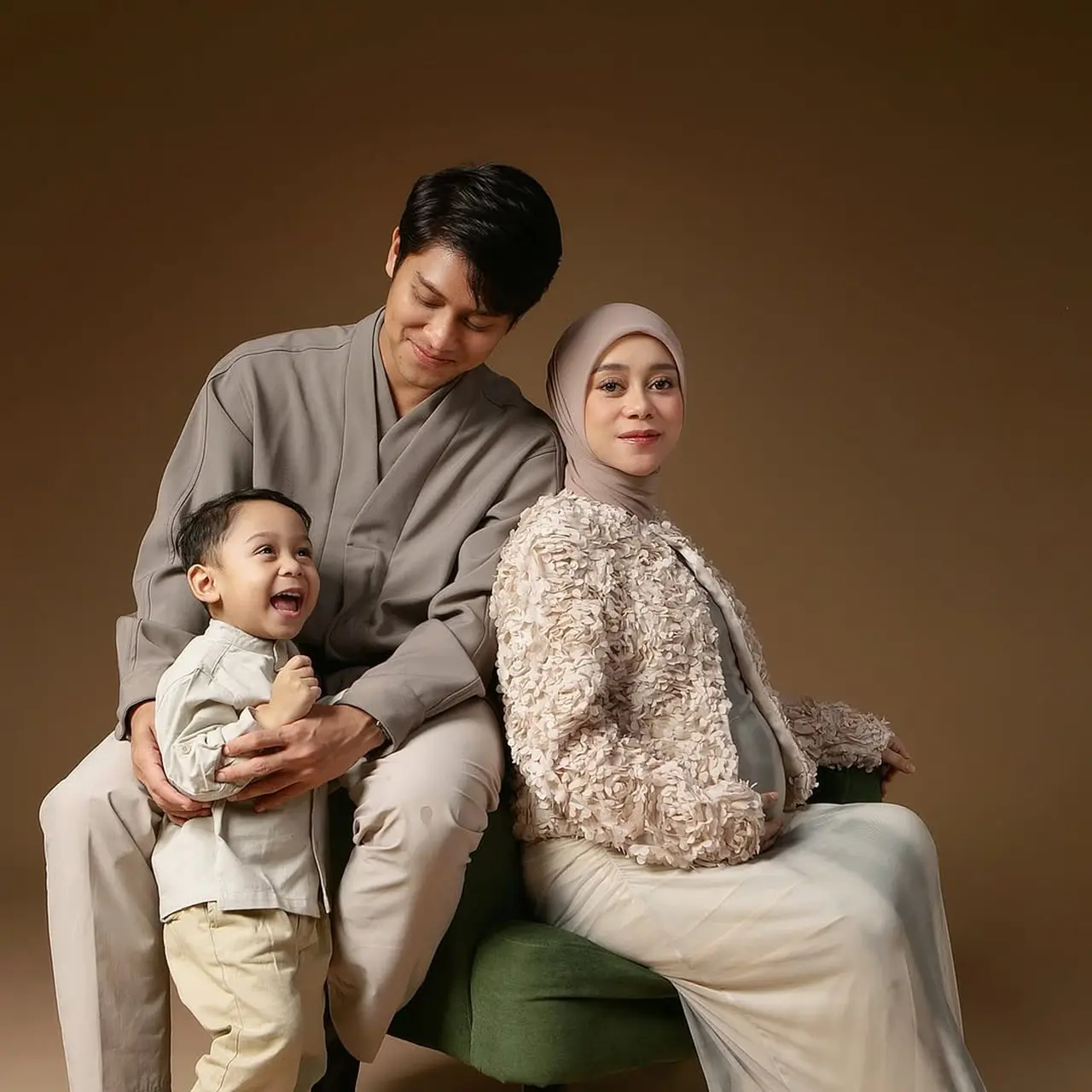 6 Potret Maternity Shoot Lesti Kejora dalam Dua Tema, Putih dan Cokelat ...