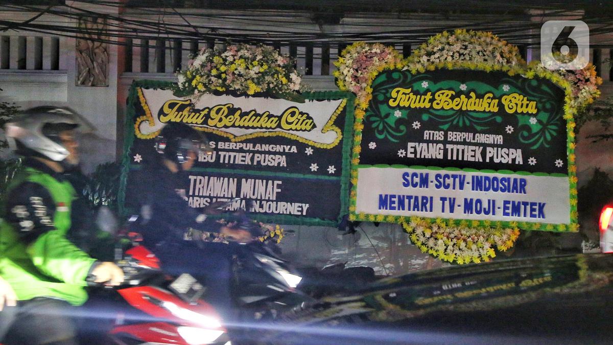 Deretan Karangan Bunga Penuhi Sepanjang Jalan Rumah Duka Penyanyi ...